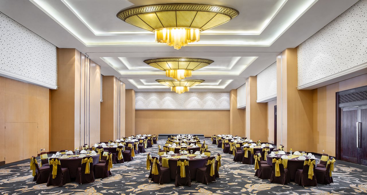 EDELWEIS BALLROOM AT HOTEL SANTIKA PREMIERE BINTARO - JDV Wedding Planner